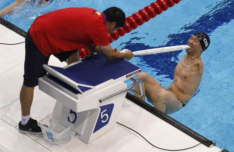 China's He bites on towel to aid his start in men's 50m Backstroke S5 ...